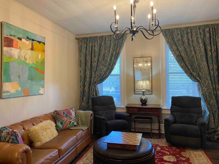 Millwork-five Flags-hotel Pet Friendly Sleeps 8! - Dubuque, IA