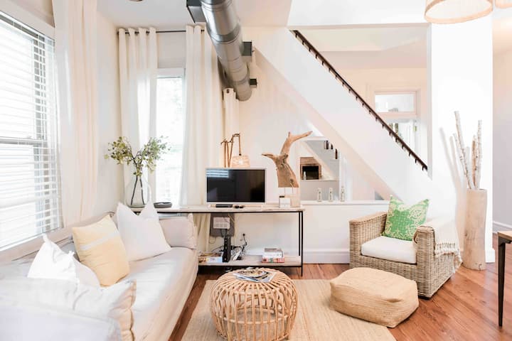 Mt Adams Condo, Designer Gem With Cozy Fireplace! - Covington, KY