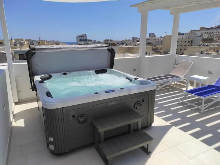 Lovely Penthouse With Private Sun Deck & Hot Tub - Malta