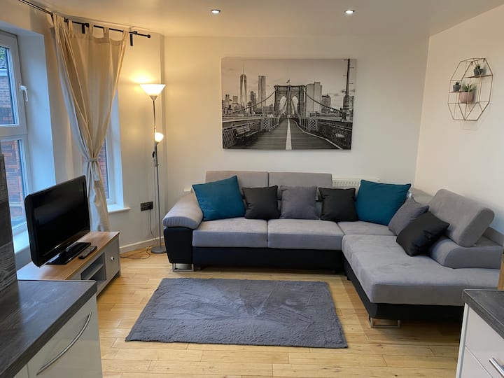 Modern 5 Bed Manchester Apt Over 2 Floors Sleeps 8 - Cheadle