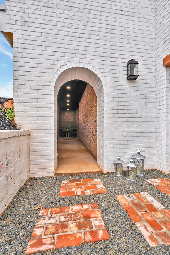 Gorgeous Downtown Studio & Dog Friendly! - City View, SC