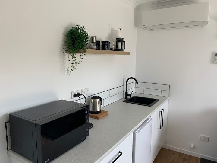 Studio20- Modern Popular Private Perfect For Two! - Clive