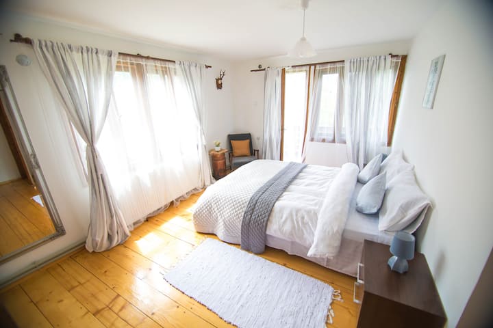 Aura's Guest House - 3 Bedroom 3 Bathroom House - Câmpulung Moldovenesc