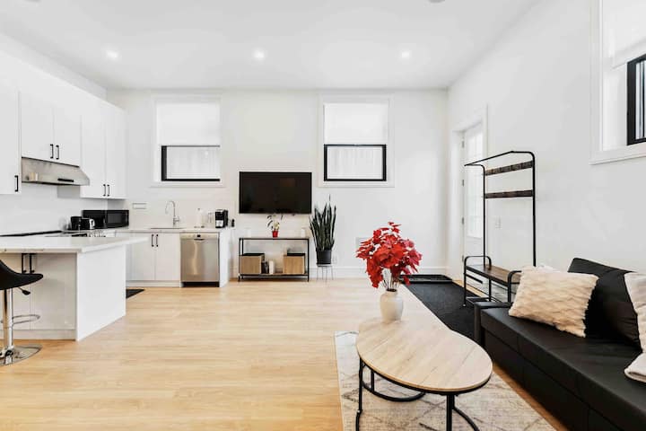 Private & Exclusive 2 Bedroom Suite + Free Parking - Toronto