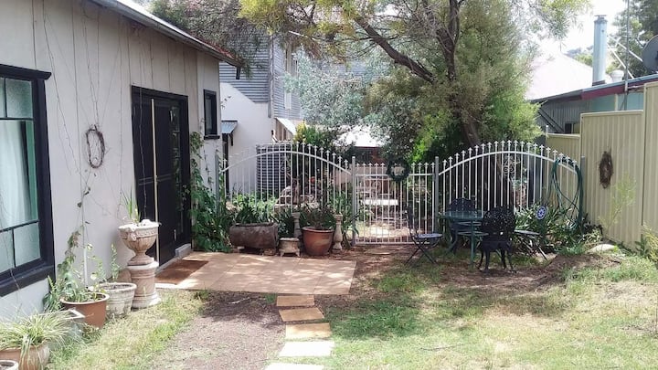 Adelong Garden Studio.           Pet Friendly - Adelong
