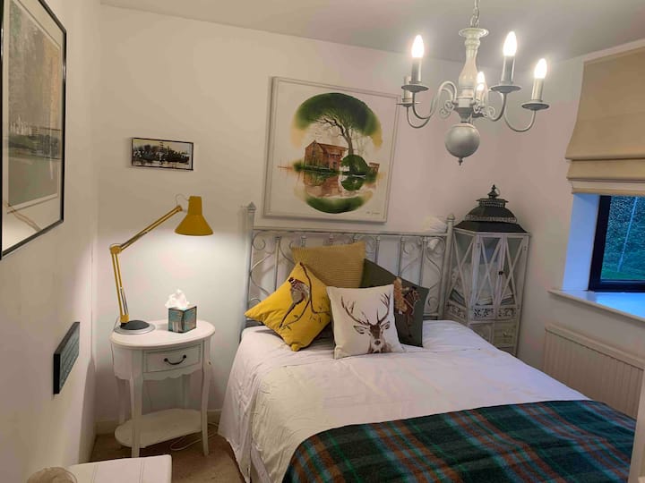 The Green Room: Idyllic Village B&b Stay - 에일즈베리