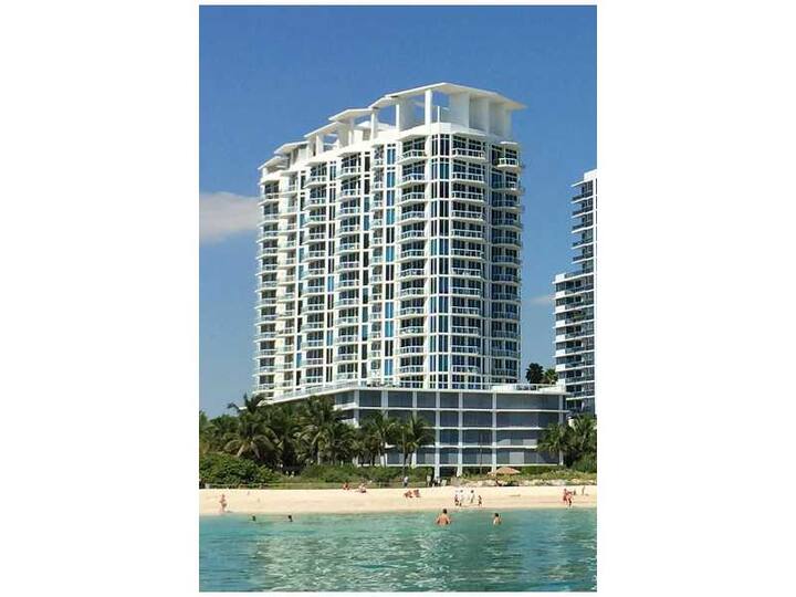 Beachfront Designer Modern 2 Brm/ 2bath - Miami Beach, FL