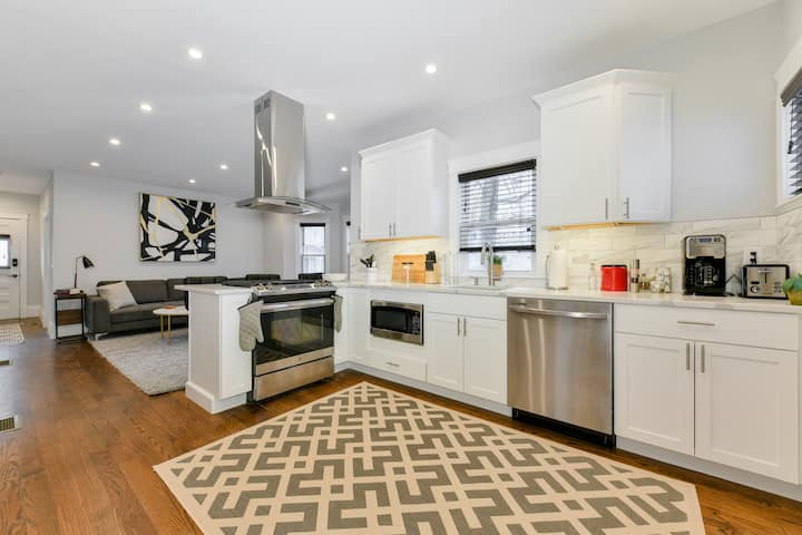 Newly Renovated Luxury Condo Near Casino & Boston - 첼시