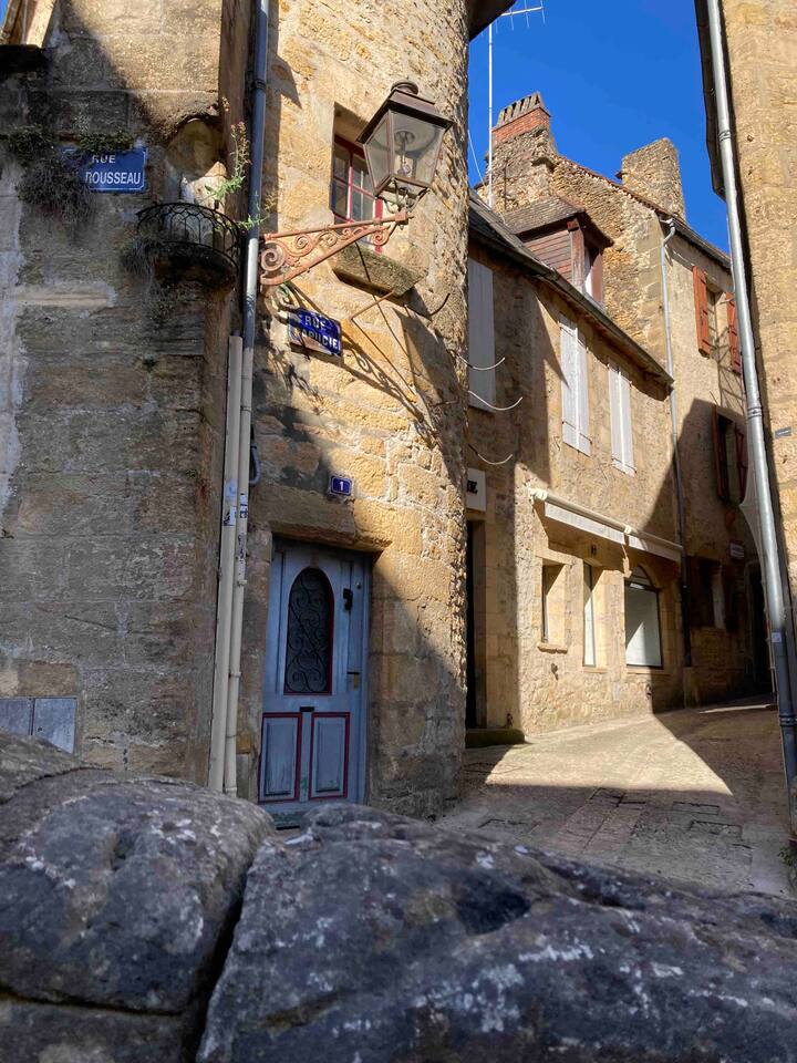 Tour Médiévale Au Cœur De La Cité De Sarlat - Sarlat-la-Canéda