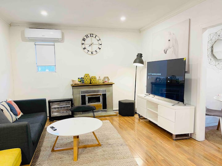D125 Dillon Secret Tin 2 Bedrooms Sleeps 9 - Melbourne