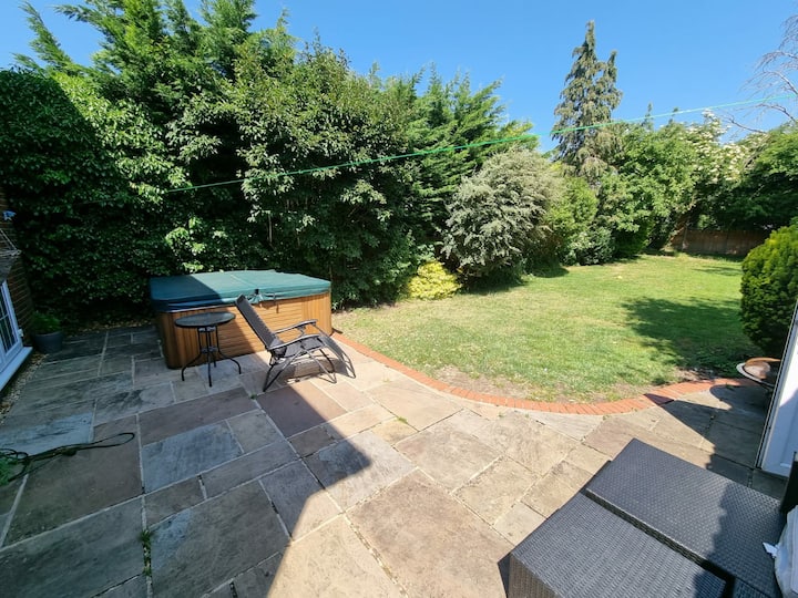 2 Homes Near Each Other 12 Beds - Buckinghamshire