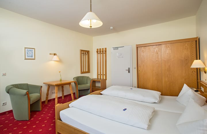 Hotel Schwarzwaldhof, (Hinterzarten), Doppelzimmer Mit Dusche Oder Badewanne - Titisee-Neustadt