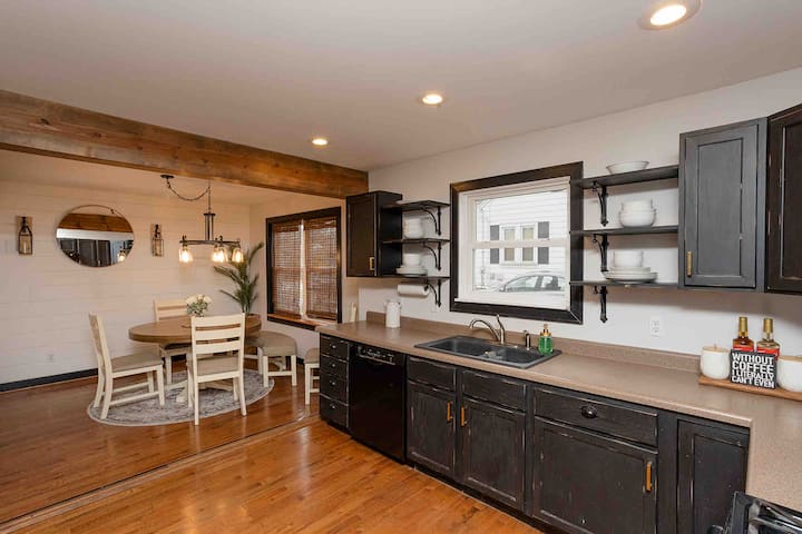 Pet Friendly Close To The Dunes & Notre Dame Games - Michigan City, IN