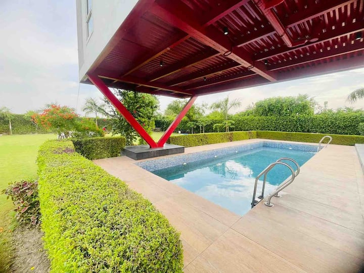 Stylish Farmhouse In Noida With Pool! Sector 135 - Faridabad
