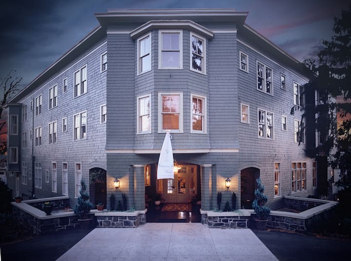 Princess Anne Boutique Hotel & Happy Hour - Asheville, NC