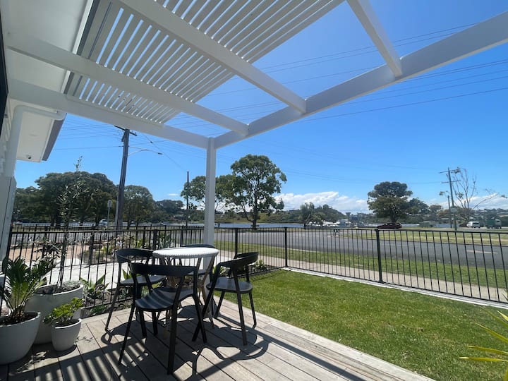 Quarterdeck 2br *Waterfront* Apartment - Lakes Entrance