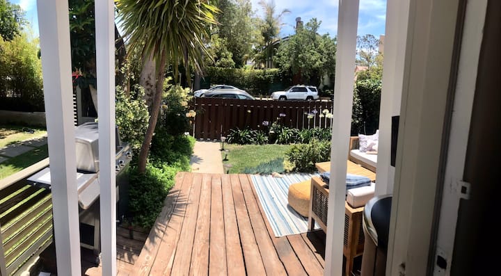 Entire Home - Charming Beach Bungalow - Renovated - Santa Monica, CA