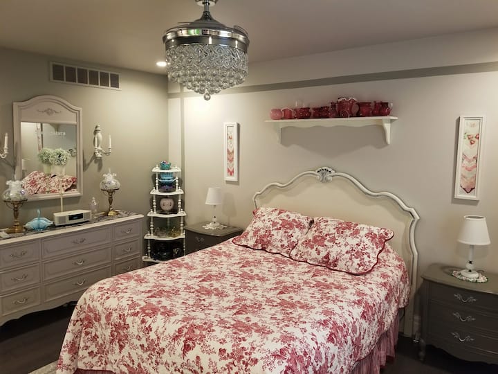 Private Bed & En Suite Bath American Glass Museum - Westland, MI