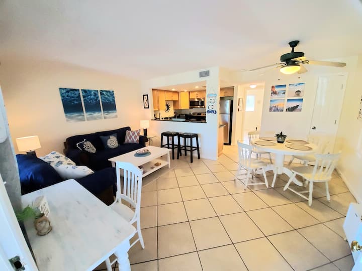 Updated Condo Minutes From The Beach - Heated Pool - Treasure Island, FL