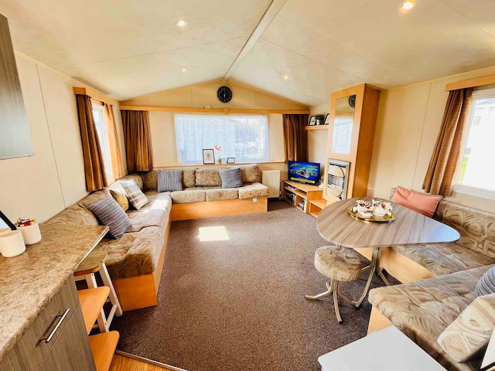 Lola’s Caravan. Your Home Away From Home. - Harwich