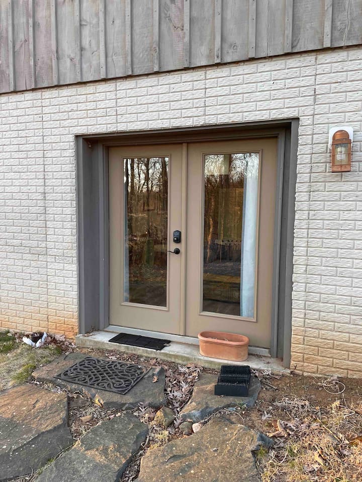Convenient, Walk-out Basement Efficiency Apartment - Leesburg, VA