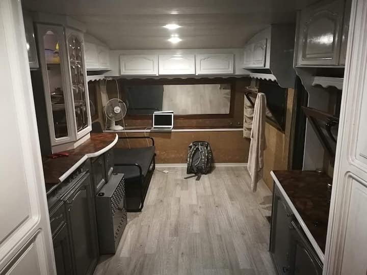 Pimped Trailer At Campsite - Kiten