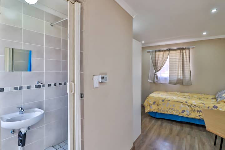 Studio Flat Across fr Uni. of JHB UnLTD Fiber Wifi - Cottages for Rent ...