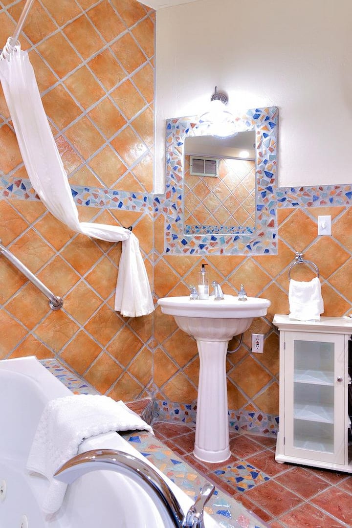 Queen Suite - Guelph