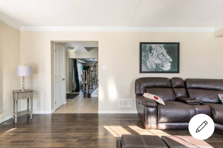 Room With Private Attached Bathroom - Ottawa