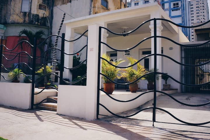 Charming Villa Close To Malecon - Cuba