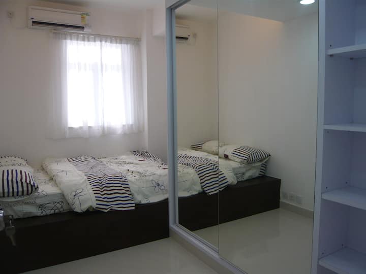 Lkr 3b2: 2 Br Apartment Next To Century Hotel - Wan Chai