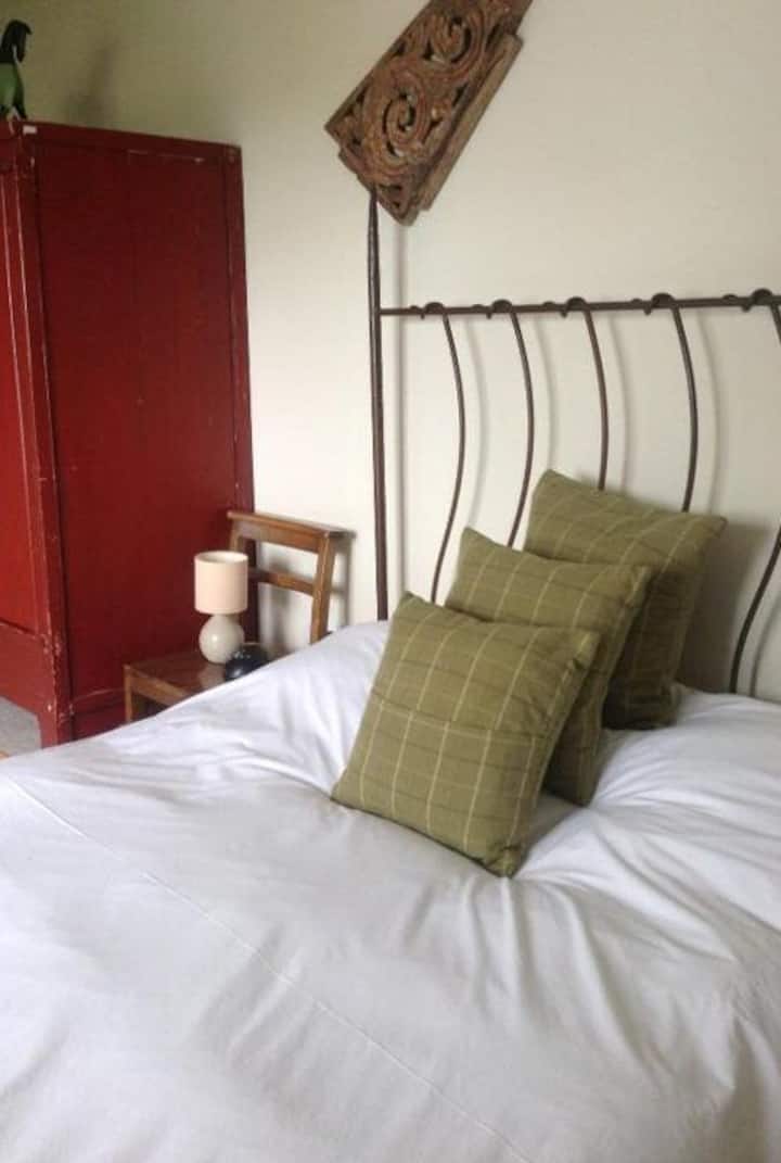 Super King Ensuite Bedroom Long Stays Welcome - Honiton