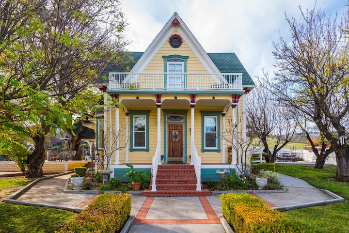 Victorian Villa-hot Tub, Pool Table, Fabulous Yard - Paso Robles, CA