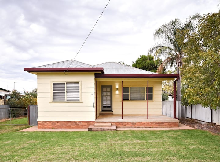 Pet Friendly 3br Family Home Near Dubbo Cbd & Zoo - 德寳市