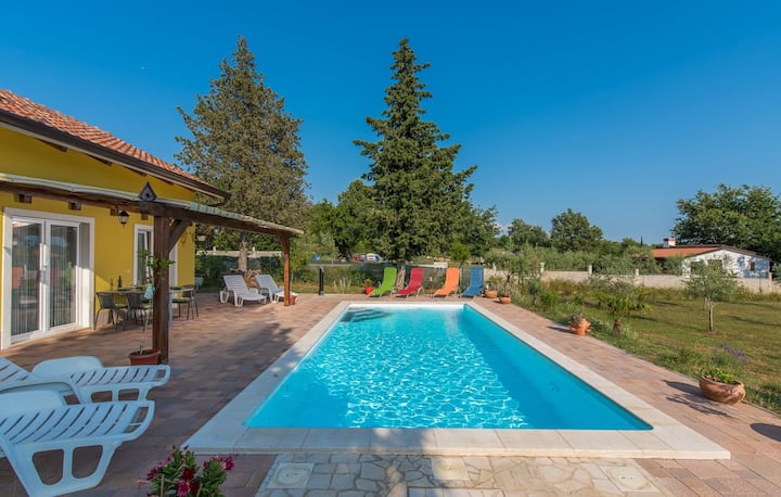 Holiday House Paco With Heated Pool - Poreč