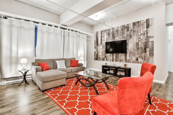 Free Parking | Location | Heart Of City | Gorgeous - Montreal