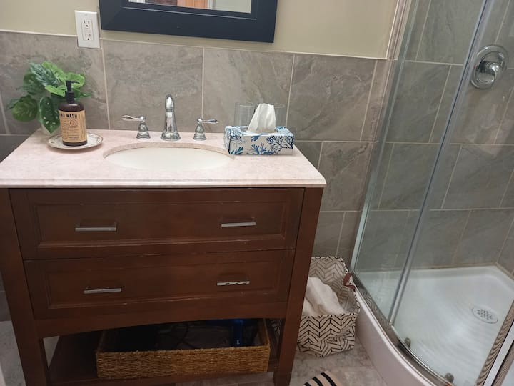 Private Room Private Bath - Kingston, Canada