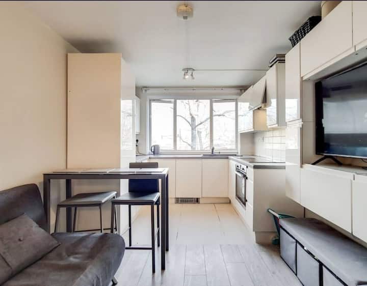 D. 2 Bedroom Apartment In Whitchapel E1, London - London