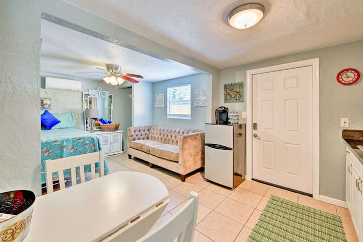 Tiny Cottage 20 Min To Beach W/ Private Garden - Bradenton, FL