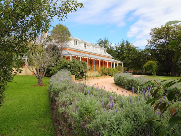 Fitzroy Inn Historic Retreat | Studio Apartment - Hill Top