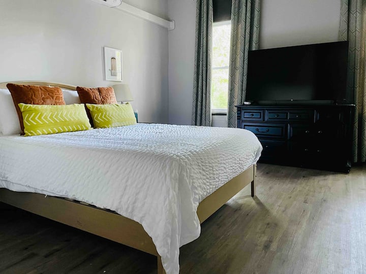 Suite Home Indiana #4 |Queen Cozy Studio Apartment - Evansville, IN