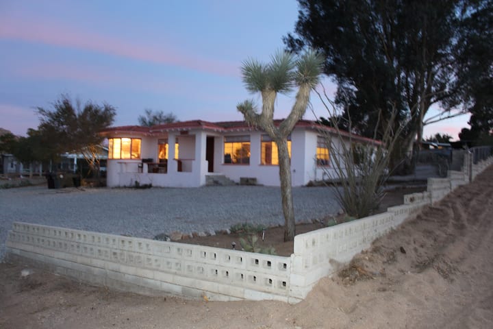 Hilltop Hacienda, Views Near Jt Nat’l Park& Saloon - Joshua Tree, CA