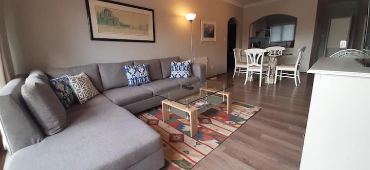 Comfy Bright Central Top Floor Apartment - Sandton - Sandton
