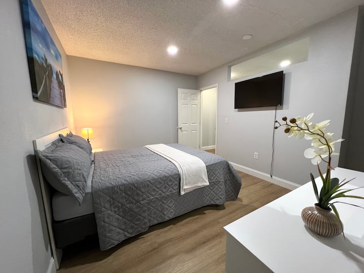 New Spacious Suite - 10 Min Airport Drive - Tampa, FL