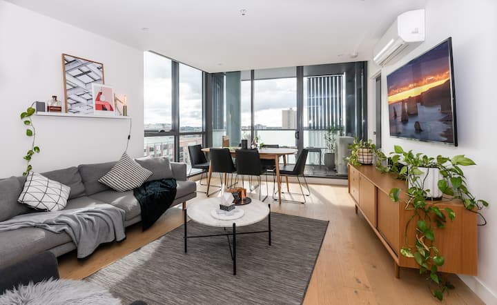 Coveted Collingwood: Balcony Hideaway With Views - 브런즈윅