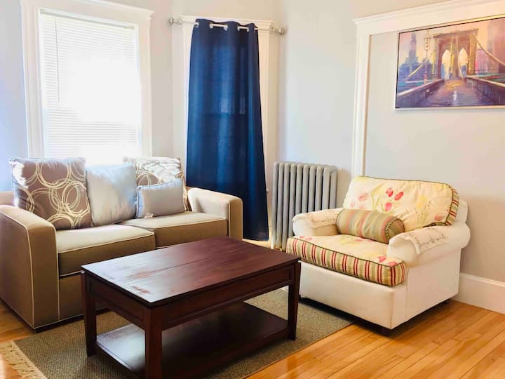 A Cozy 3 Bedroom Home Close To Boston & Parking - Somerville, MA