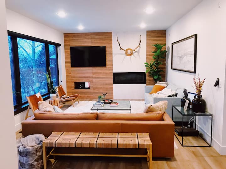 *New* Gorgeous Riverfront 3bd 3ba In Town - Whitefish, MT