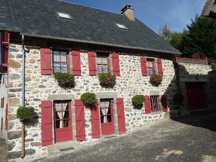 Jolie Maison En Pierres - Besse-et-Saint-Anastaise