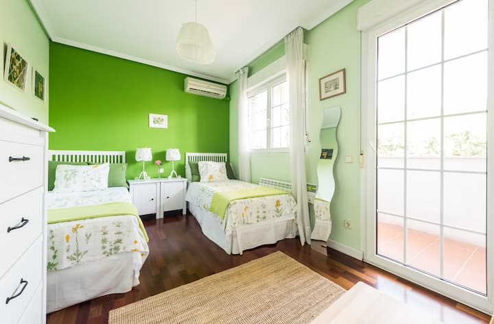 Twin Room  In A Luxury House Near Madrid + Balcony - Los Olivos