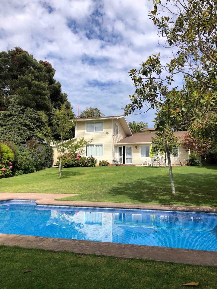 Preciosa Casa Con Piscina, Quincho, Gran Jardín. - Santo Domingo, Chile